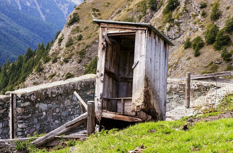 How to Build An Outhouse: Living Off The Grid in Style